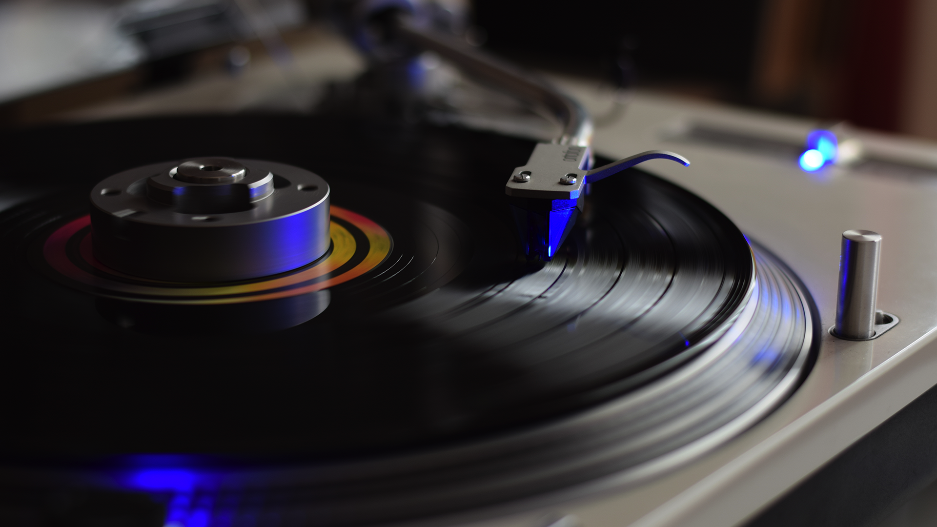 What's the Difference Between a Turntable and a Record Player?